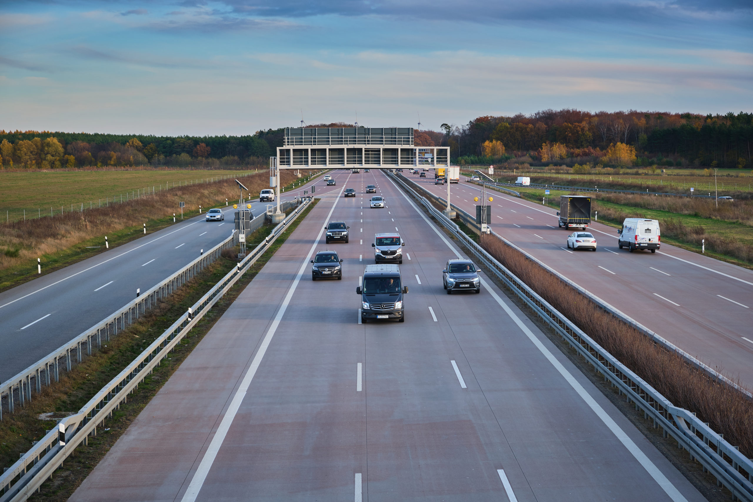 ¿Sabías que transitar por el carril izquierdo de las autopistas entorpece la circulación: Aquí ...